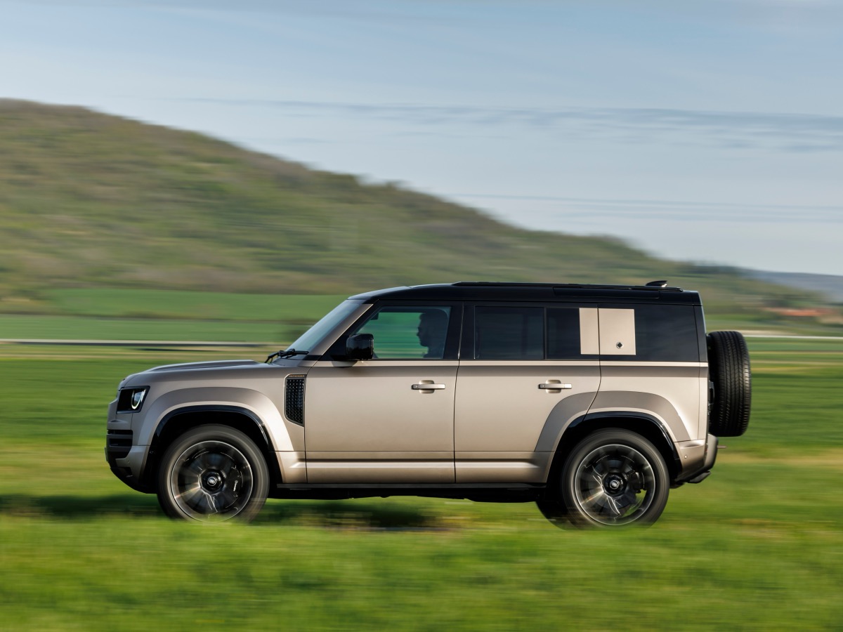 The Land Rover Defender OCTA is the toughest and most luxurious ...